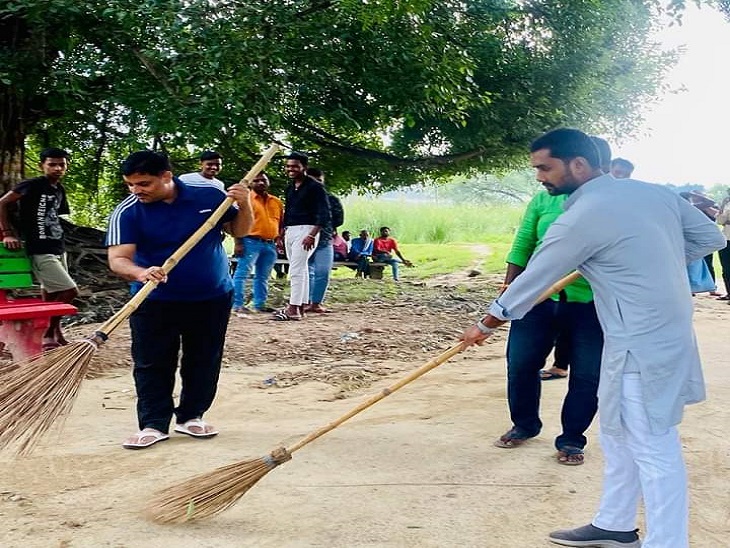 Azamgarh MP Nirhua came out on the road to clean