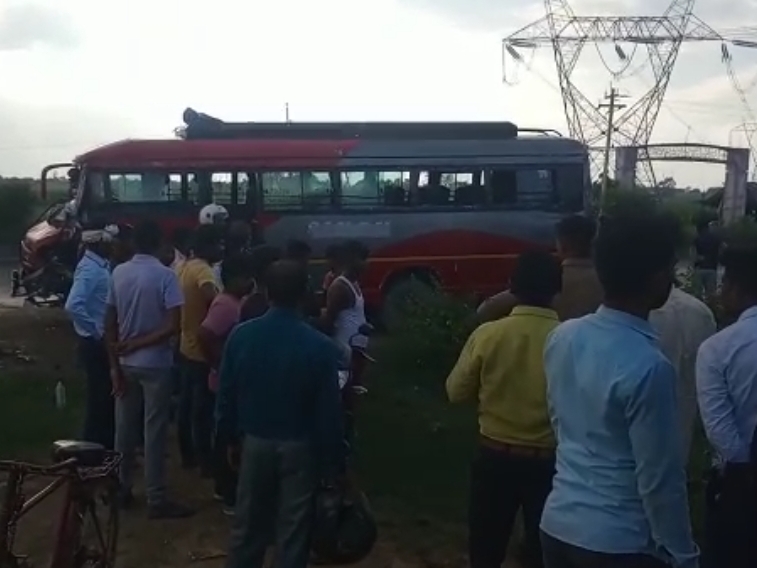 Three injured in accident, trauma center referred; The bus was going ...