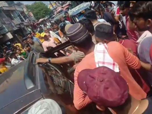 Mob dragged and beaten by car, incident of Baghpat | बच्चा चोरी के शक ...