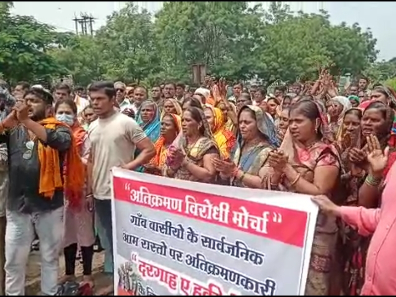 नहीं पहुंच पा रहे हनुमान मंदिर, लोगों ने कलेक्ट्रेट में पढ़ा हनुमान ...