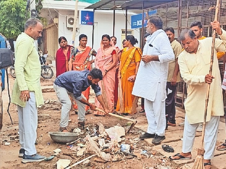 Hundreds of people gathered the garbage by filling 2 tipper vehicles in ...