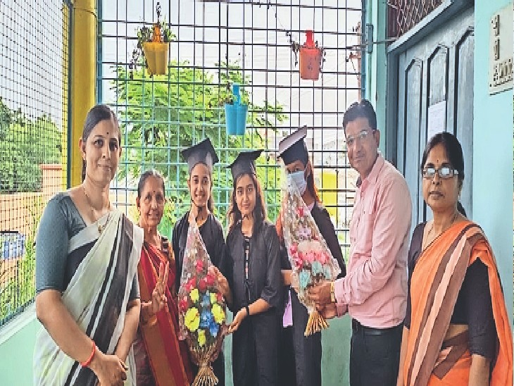 Vinay Bal Mandir School students got laptop amount | मेधावी स्टूडेंट को ...