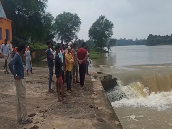 2 youths drowned in Shivnath Anicut, one saved his life by swimming ...