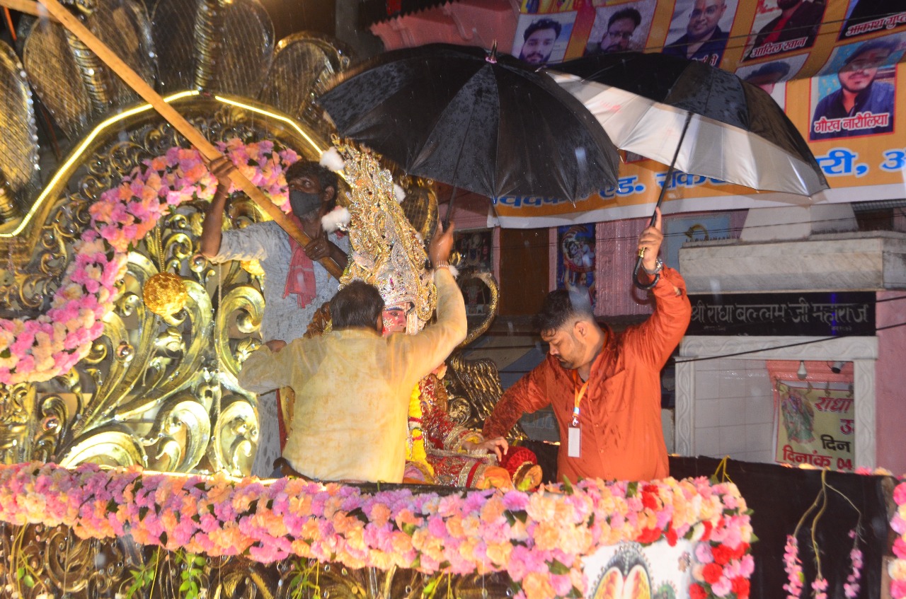Indra Dev rained heavily, Shriram's chariot moved forward with umbrella ...