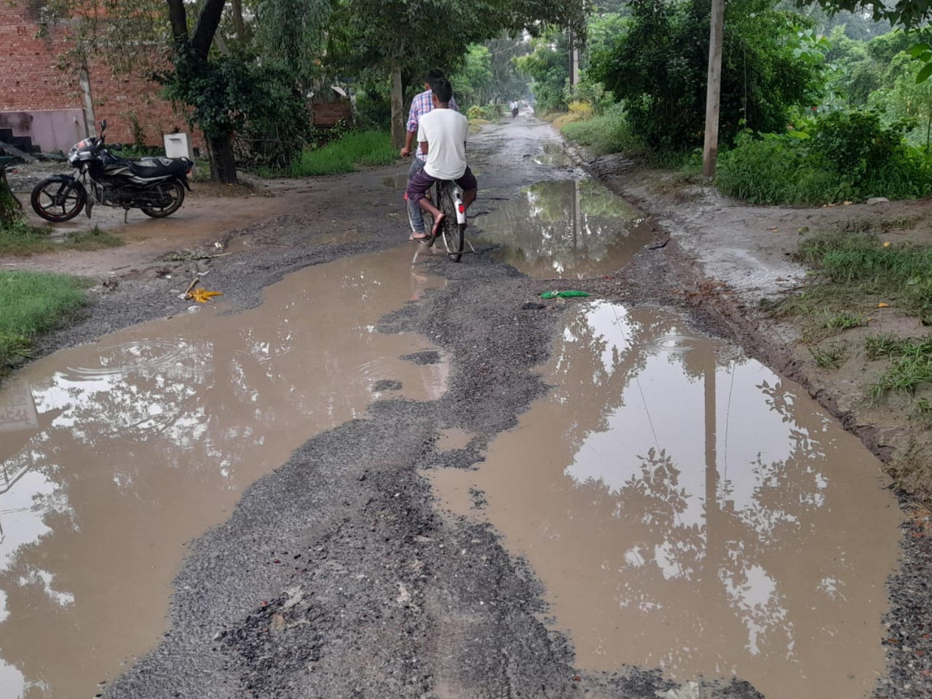 Bad condition of roads in Belthara Road Malipur-Chitikiya road turns ...