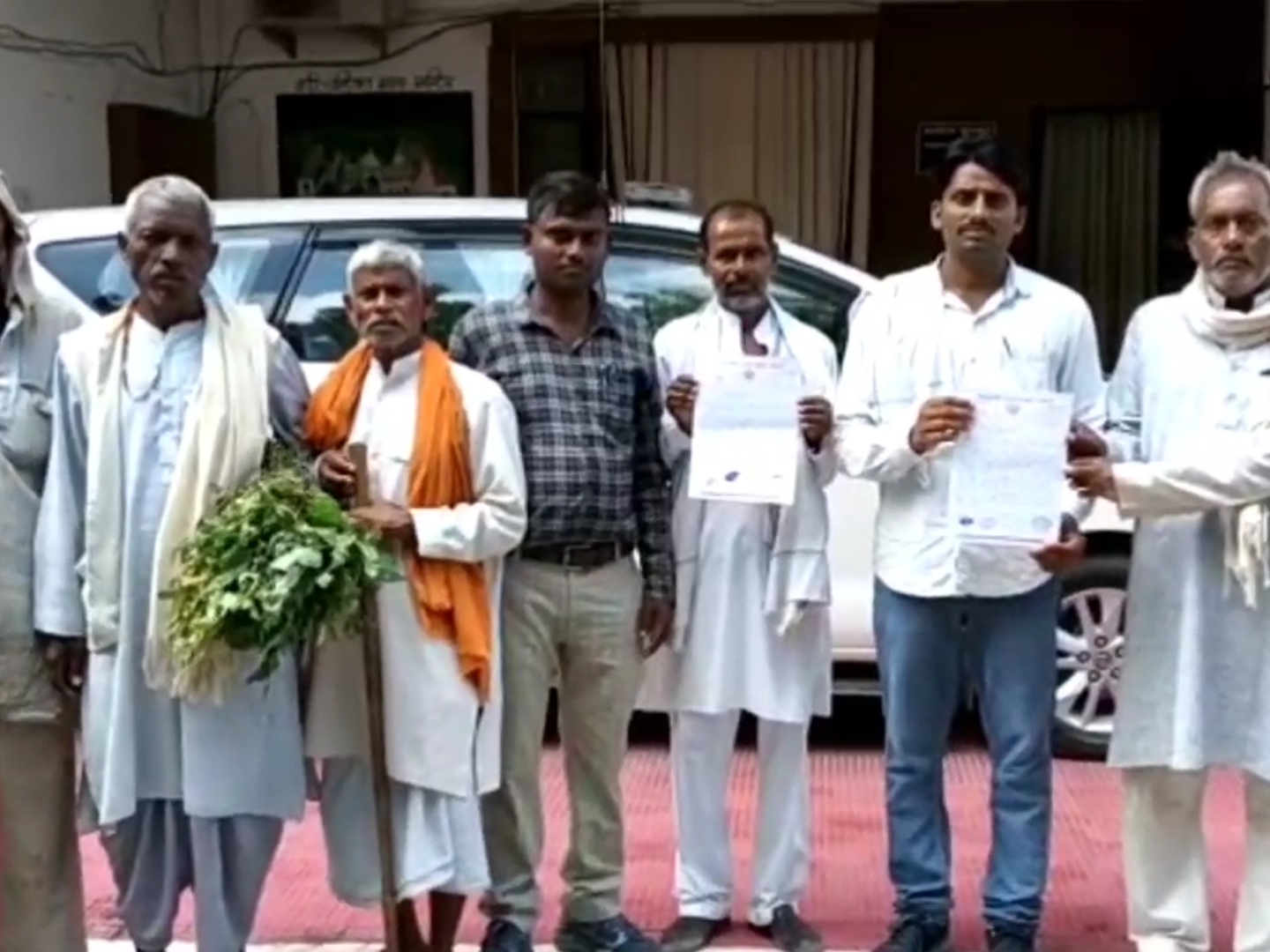 Reaching Mahoba Collectorate, pleaded for government help, memorandum ...