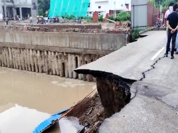 Road Collapse At Mall Road In Amritsar; Accident Due To Under ...