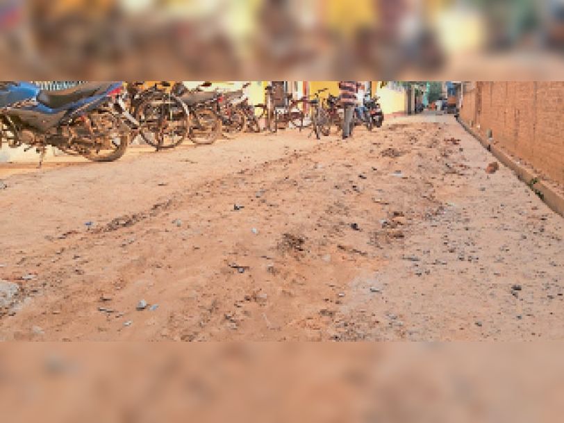 More than 20 potholes in 500 meter road built in sewerage system, high ...