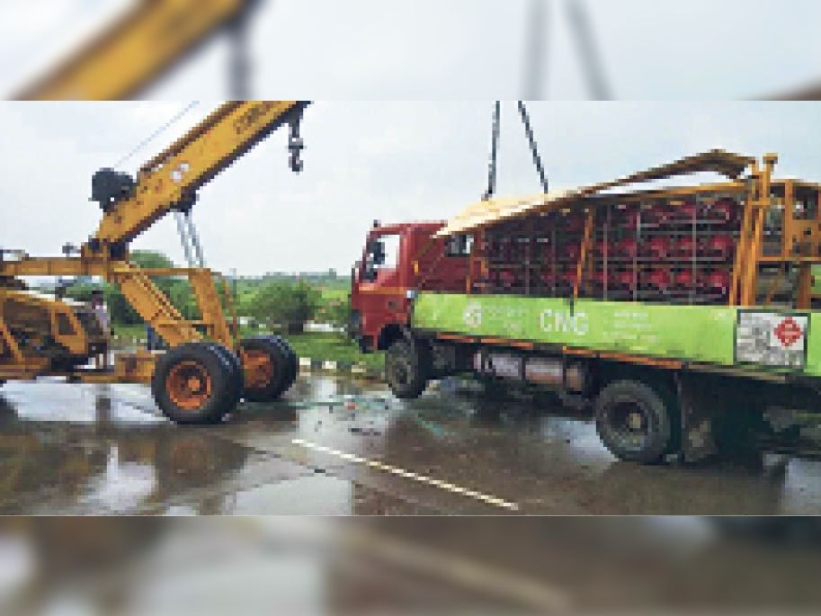 A truck filled with CNG overturned on the highway, a major accident ...