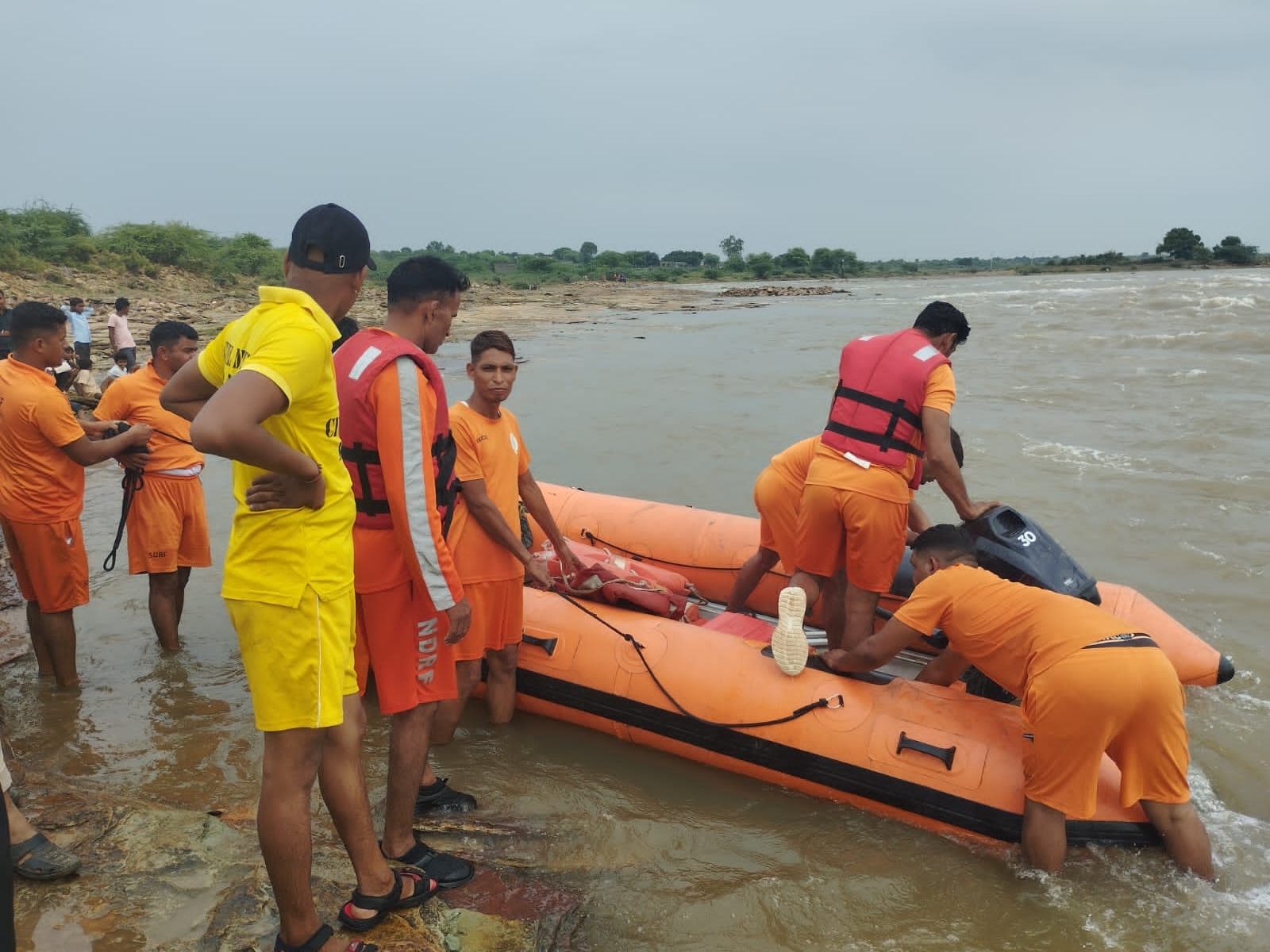 Went for wages, SDRF team did the rescue | पार्वती नदी में टापू पर फंसे ...