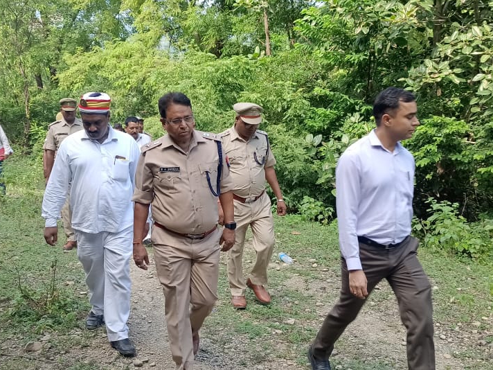 DM visits Indo-Nepal border areas in Balrampur. Instructions to be ...