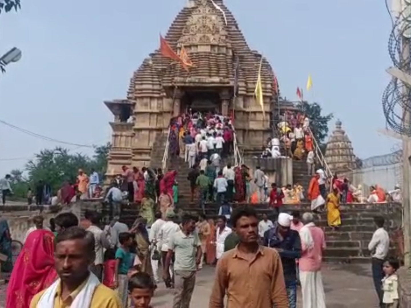 मतंगेश्वर महादेव मंदिर में उमड़ी भीड़ बम बम भोले के जयकारे लगाते नजर