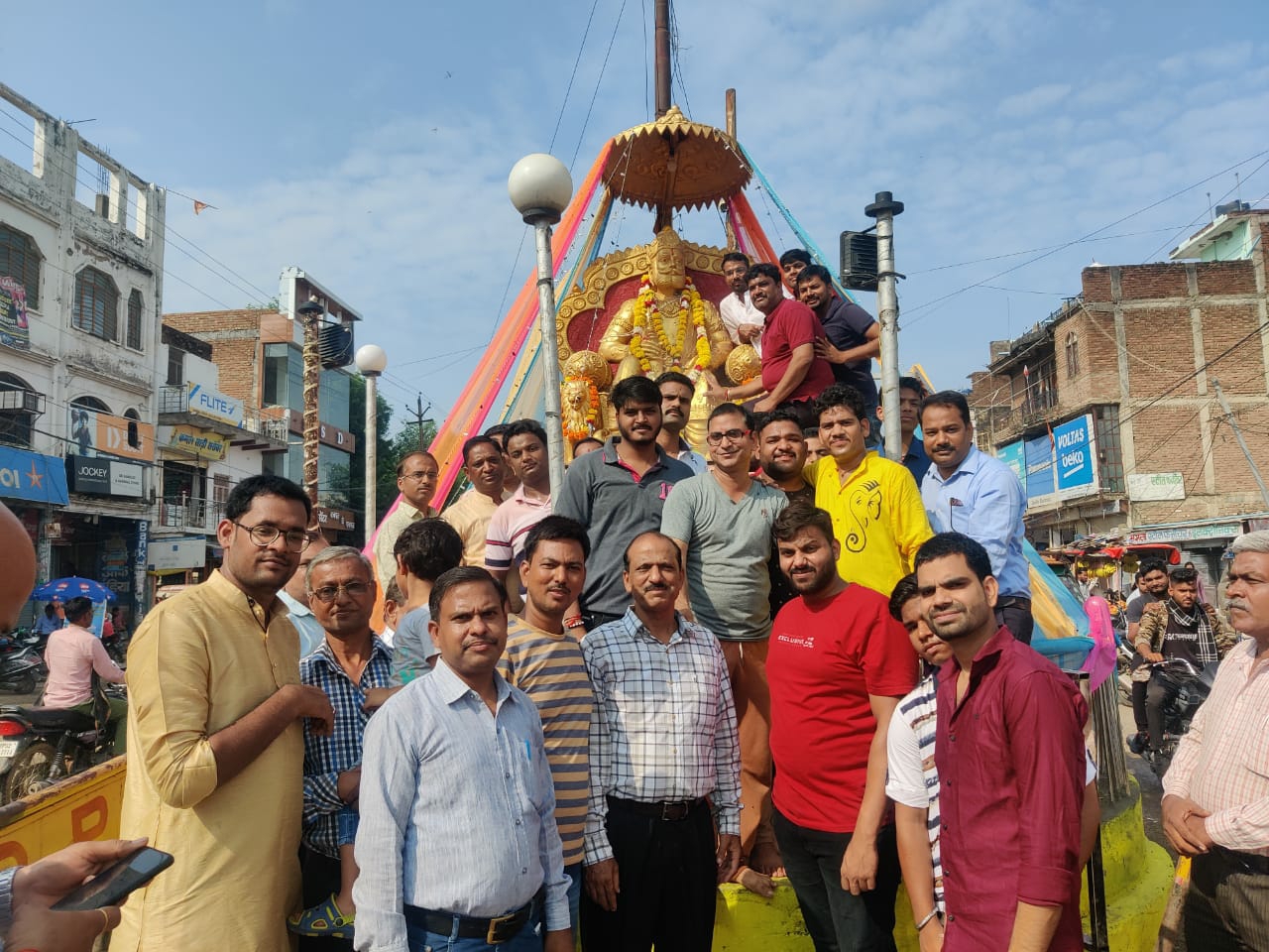 Agrawal Samaj took out Prabhat Pheri, garlanded the statue of Agrasen ...