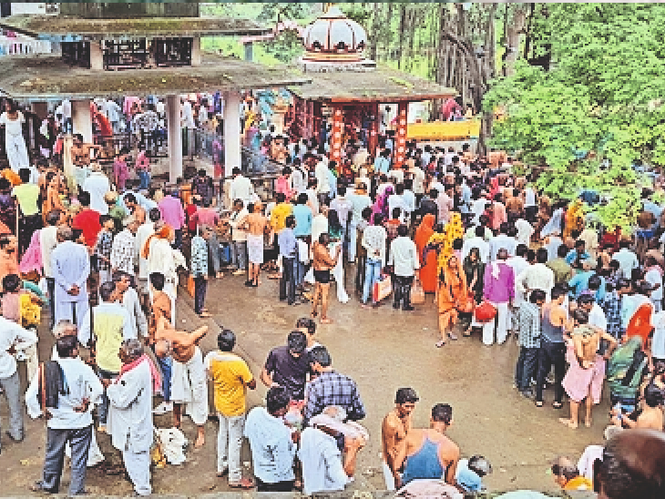 People gathered at Chandrakeshwar shrine, devotees took bath in Narmada ...