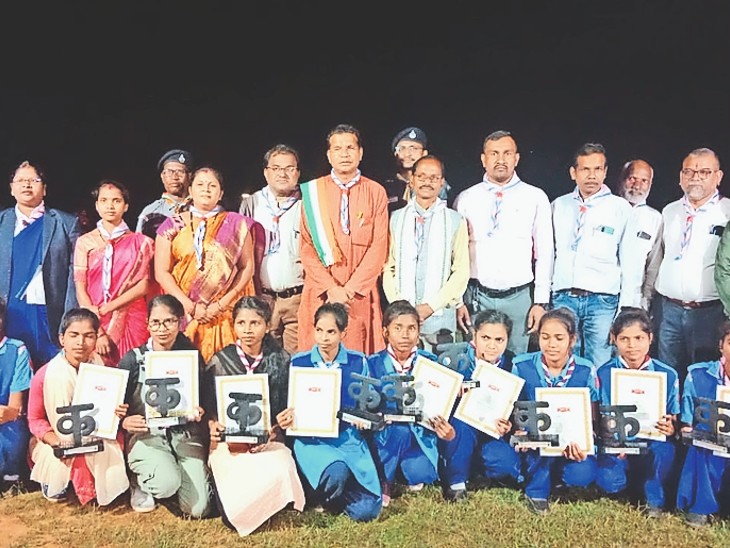 MLA Markam distributed certificates to Rover Ranger | महाशिविर ज्वाल ...