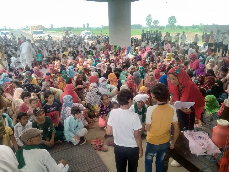 Kandela for the way, the villagers of Gatauli also on dharna | भूख हड़ताल जारी: रास्ते के लिए ...