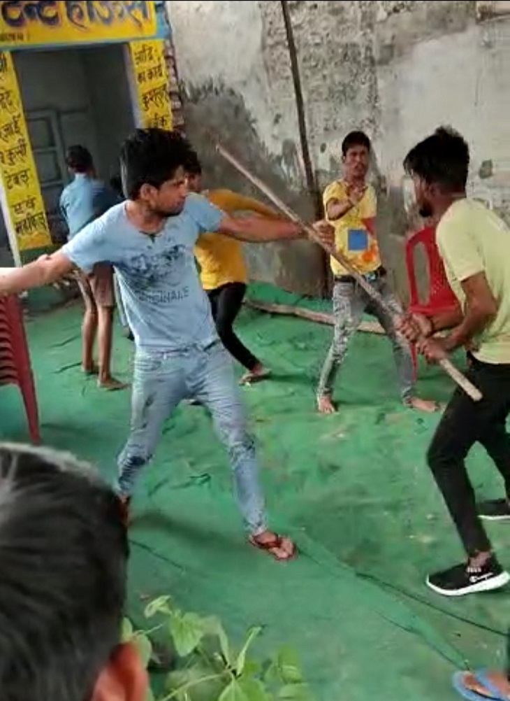 Beaten by sticks on the road, the victim reached Malpura police station ...