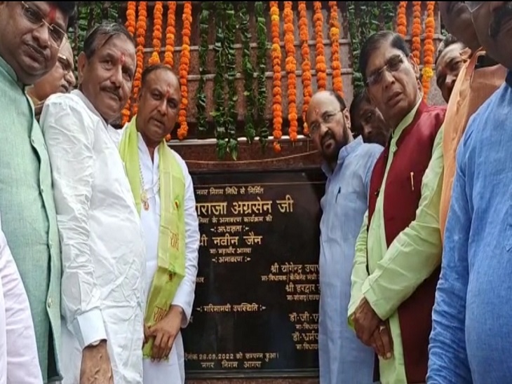 The throne is behind the statue, Maharaj Agrasen is standing with a ...