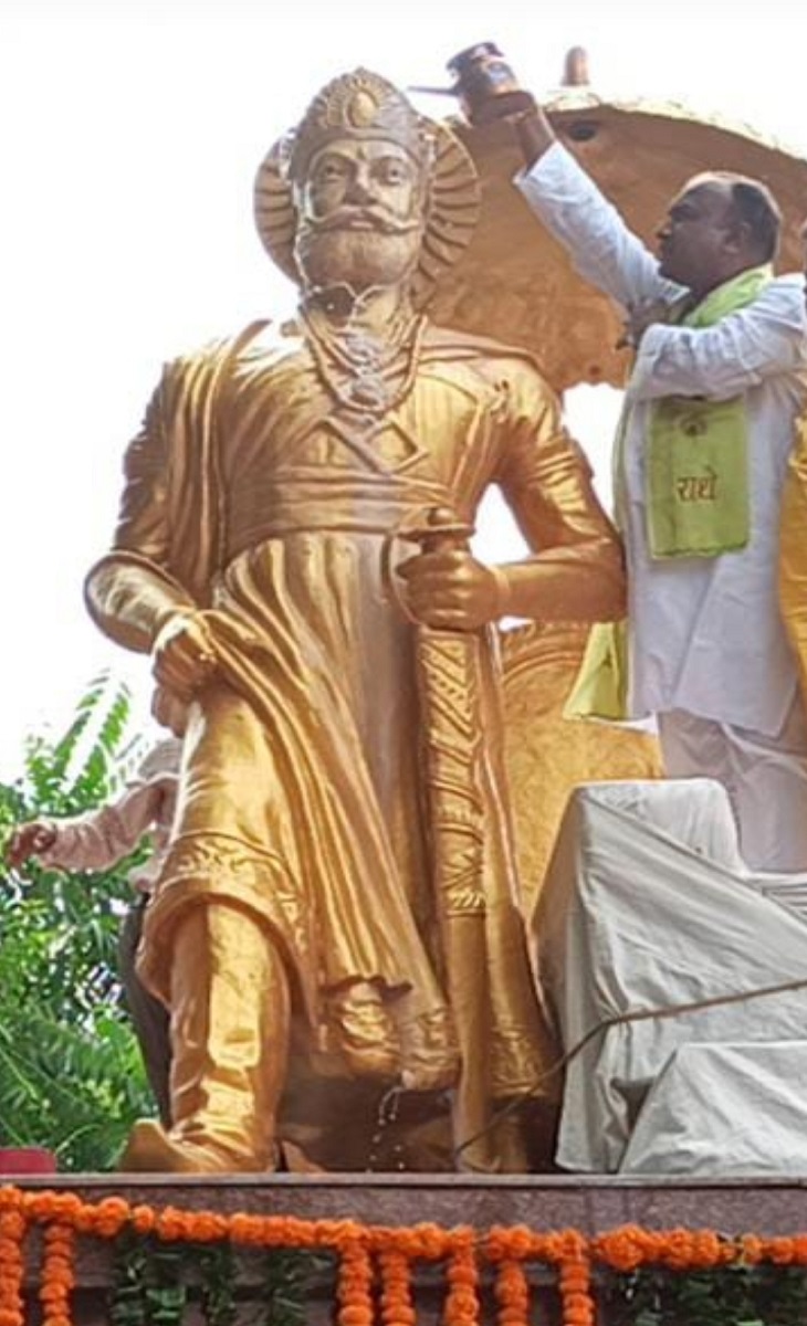 The throne is behind the statue, Maharaj Agrasen is standing with a ...