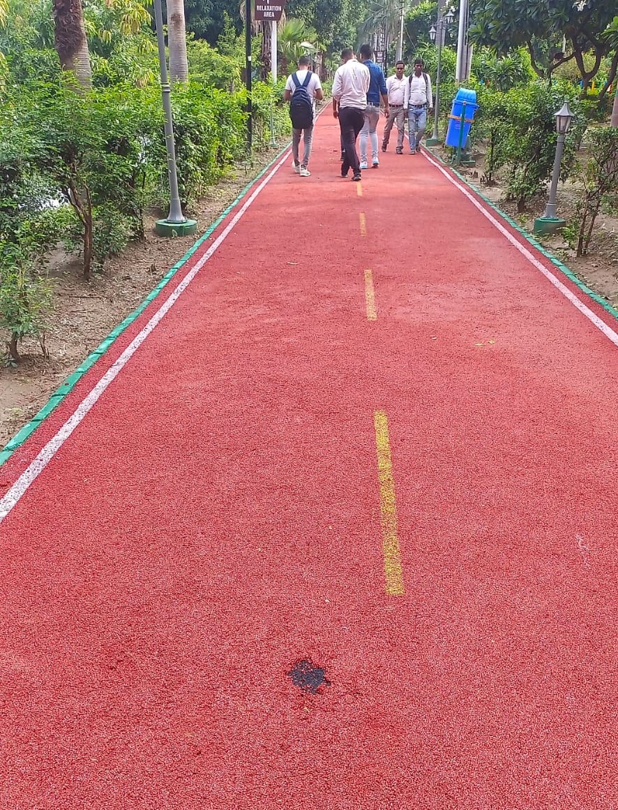 The track was uprooted at 8 places, a distance of 350 meters, even 10 ...