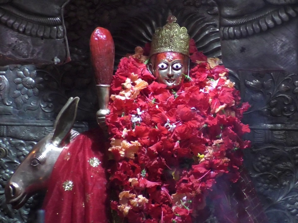 Maa Sati's right had fallen here, devotees do darshan of Mother Sati ...