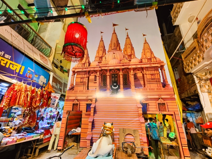 22 feet high idol became the center of attraction : The influx of ...