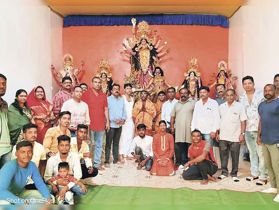 The idol of Shailputri was established in the pandal of Pandardalli in ...