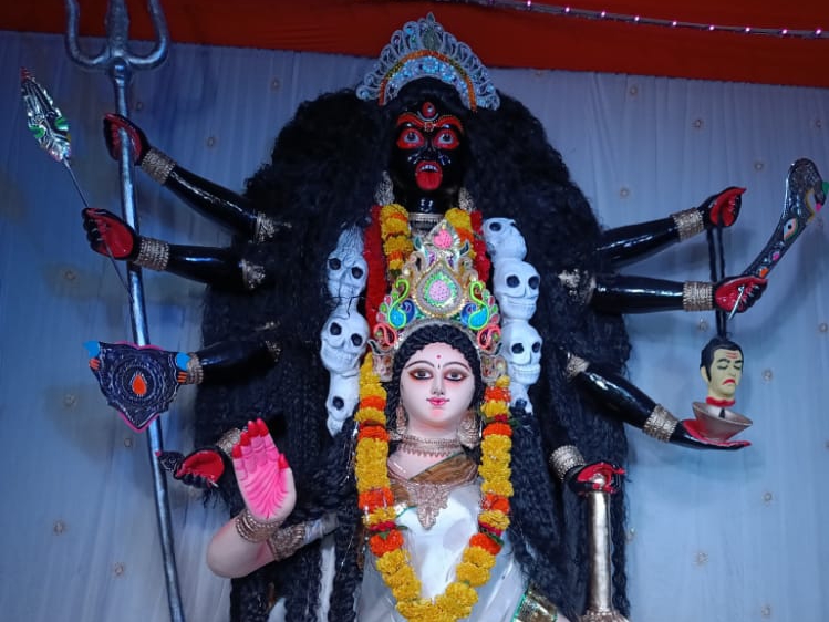 स्थापित हुई मां काली की भव्य प्रतिमा, इस बार 13 फीट की 2 स्वरूप वाली ...