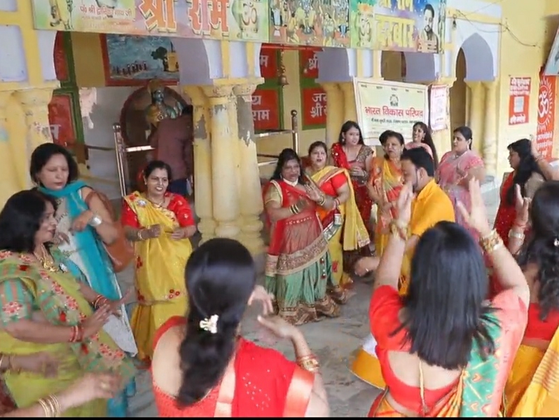 Navratri festival being celebrated with pomp in Deoband Women lit a ...