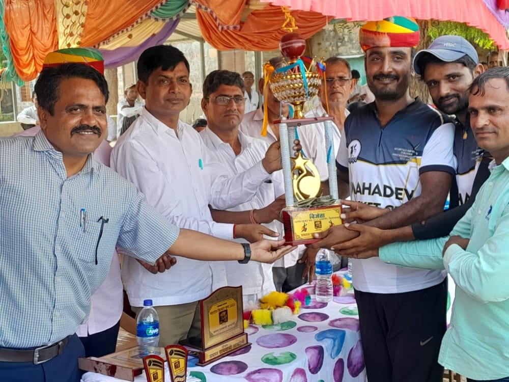 Mahadev Cricket Club Akoli won the final match, honored the winning ...