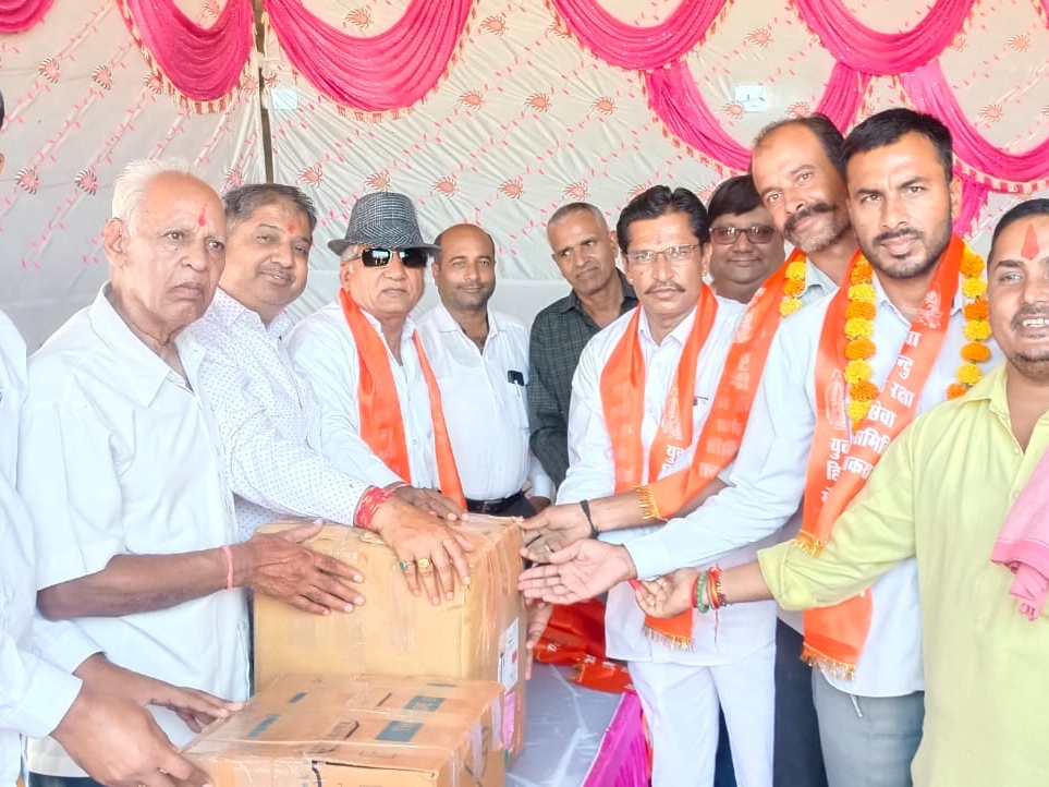 The vehicle drivers of the industry area gave the installment of ...