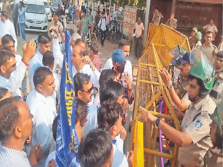 A heated argument with the BSP police, adamant to take out the rally ...