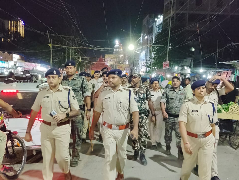 सड़क पर पैदल निकले एसपी, दुर्गा पूजा के दौरान लोगों से शांति व्यवस्था ...