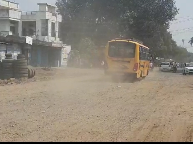 गड्‌ढों से मुक्ति के लिए एनएचएआई में डलवाई थी मुरम, अब लगातार उड़ती है ...