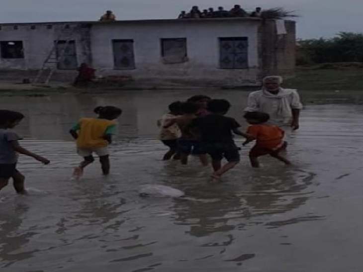 One lakh cusecs of water released from Narora dam | फर्रुखाबाद गंगा का ...