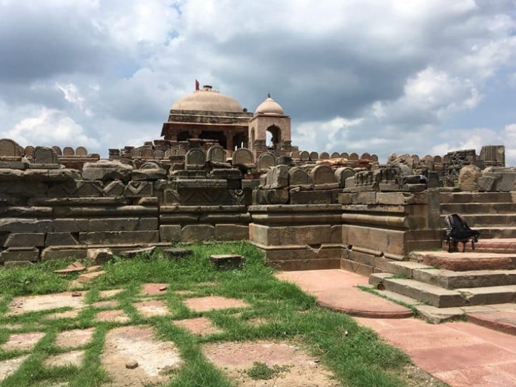 1300 years ago there was a sapphire statue in a temple built of stones ...