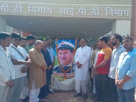 Mukesh Tandon dislikes flowers to Madhavrao Scindia | माधवराव सिंधिया ...