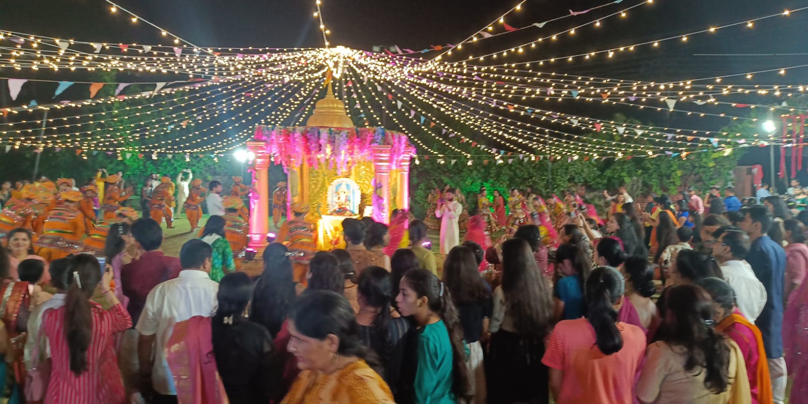 Worship the power of playing Garba | गरबा खेलकर की शक्ति की आराधना ...