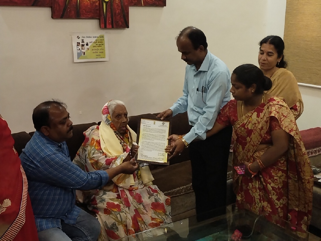 103 year old woman honored by giving shawl shriphal in Mhow ...