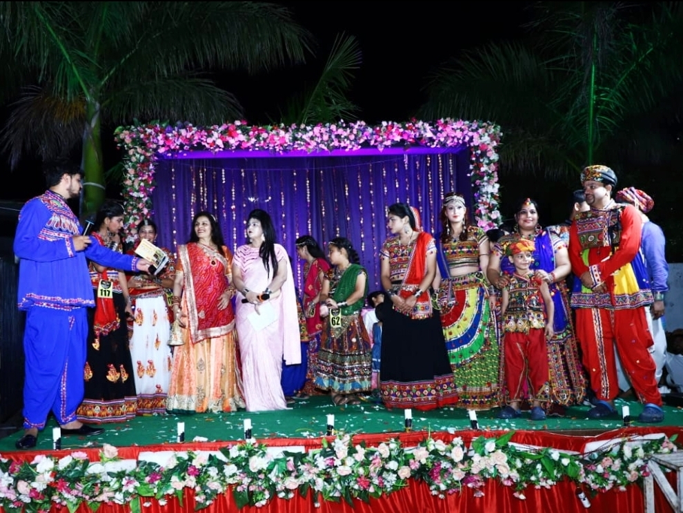 Dandiya pandals are decorated everywhere, young men and women are ...