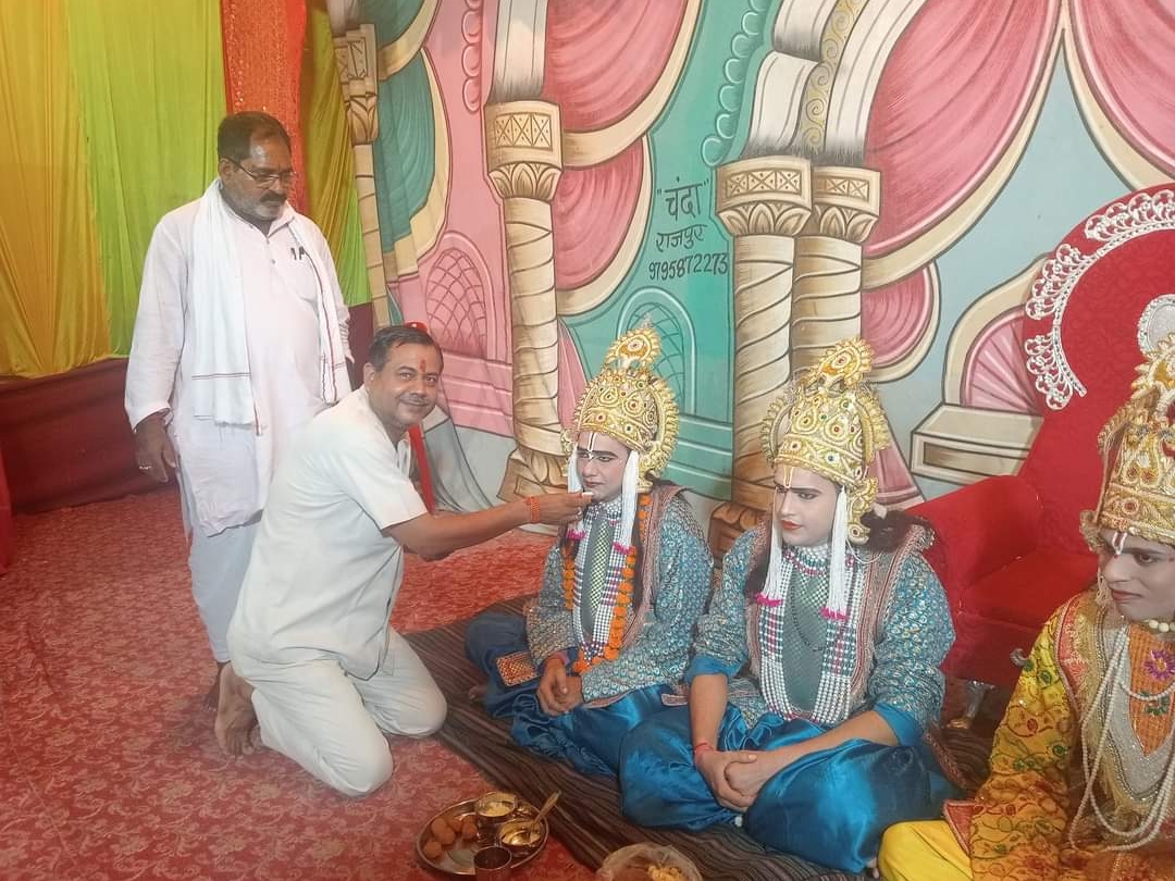 केवट ने धोए प्रभु श्रीराम के पांव; भगवान राम, लक्ष्मण और माता सीता ...