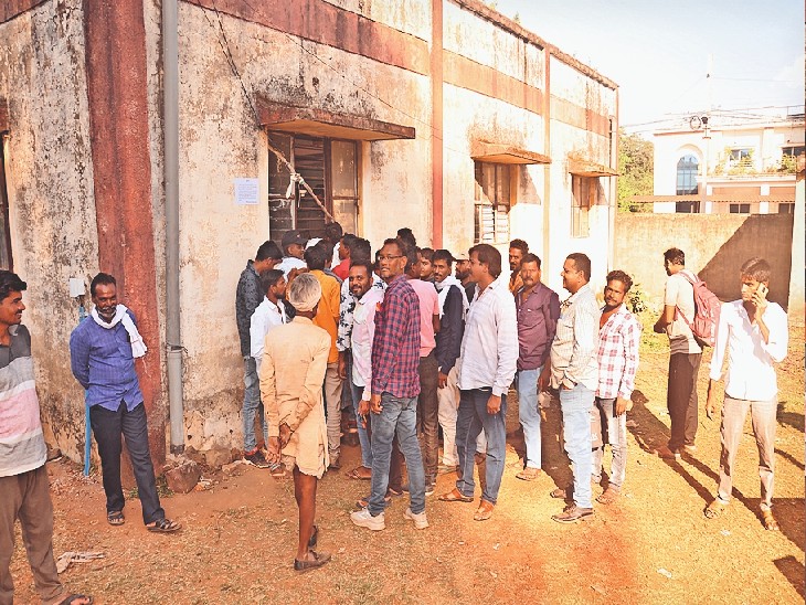 Crowd of farmers started taking DAP at MP State Agro Office | खाद के ...