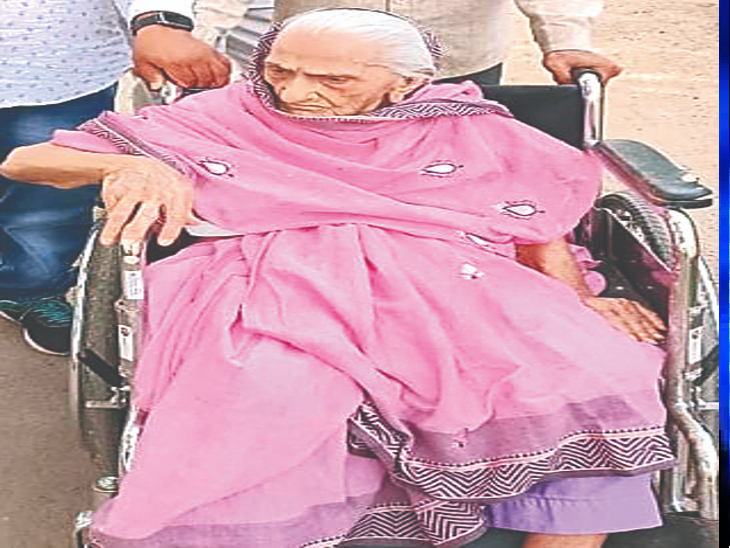 Election Commission ji... not Kunwaribai (111 years), Girjadevi (119 ...