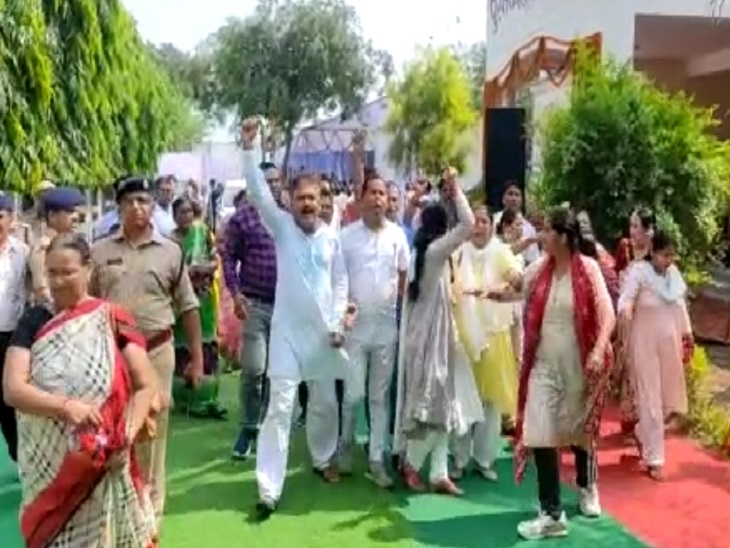 CM surrounded by Ankita Bhandari murder case created ruckus at ...