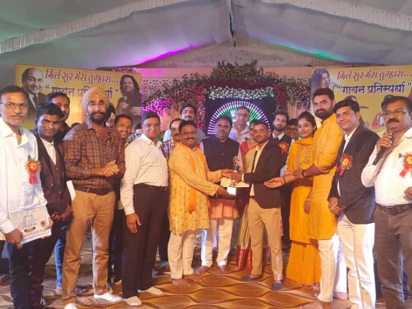 Deepkumar of Machalpur Best Singer, won 21 thousand award; Sanawad's ...