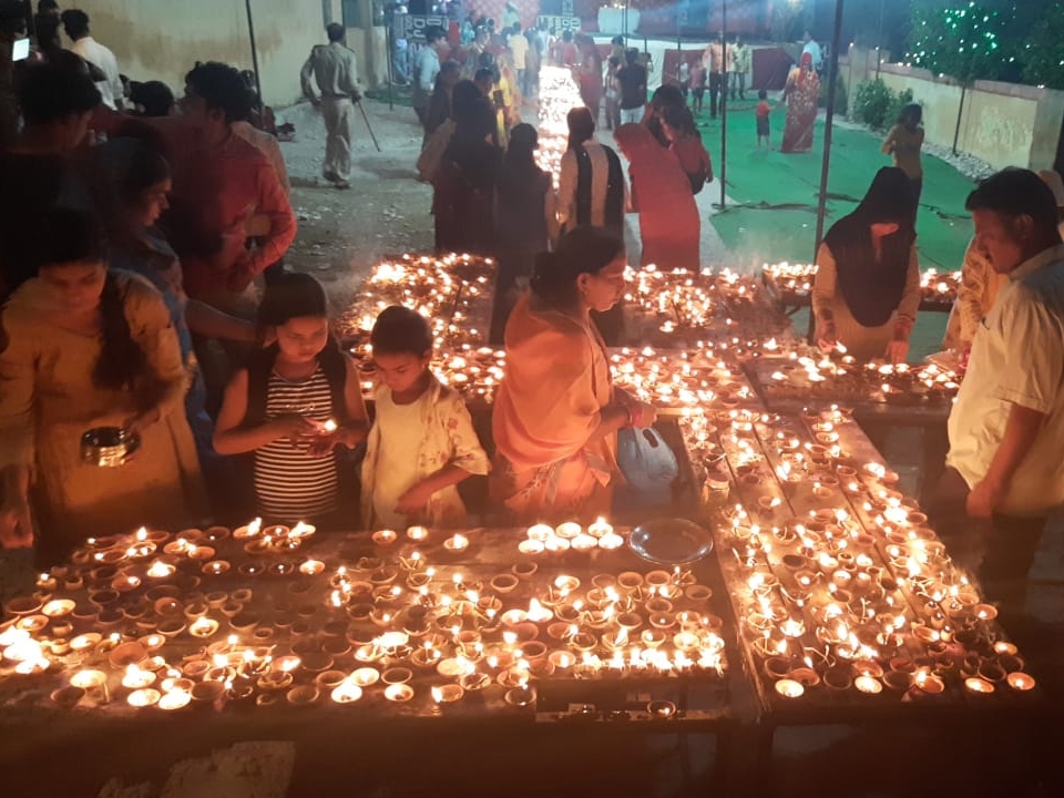 Crowd gathered in the old mill colony of Gola Gokarnath, BHL unit head ...