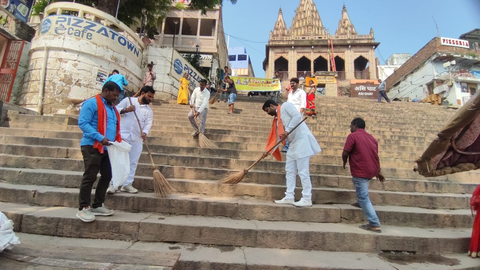 Oath of integrity administered to policemen in Varanasi; cleaning on ...