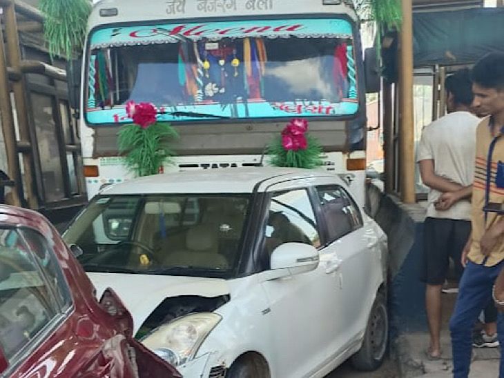 ब्रेक फेल होने से ट्रेलर वाहनों में भीड़ा, चालक को लिया हिरासत में ...