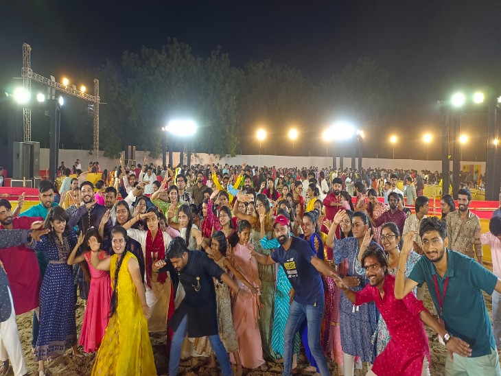 People will dance with dandiya on MBM Engineering College ground | आज ...