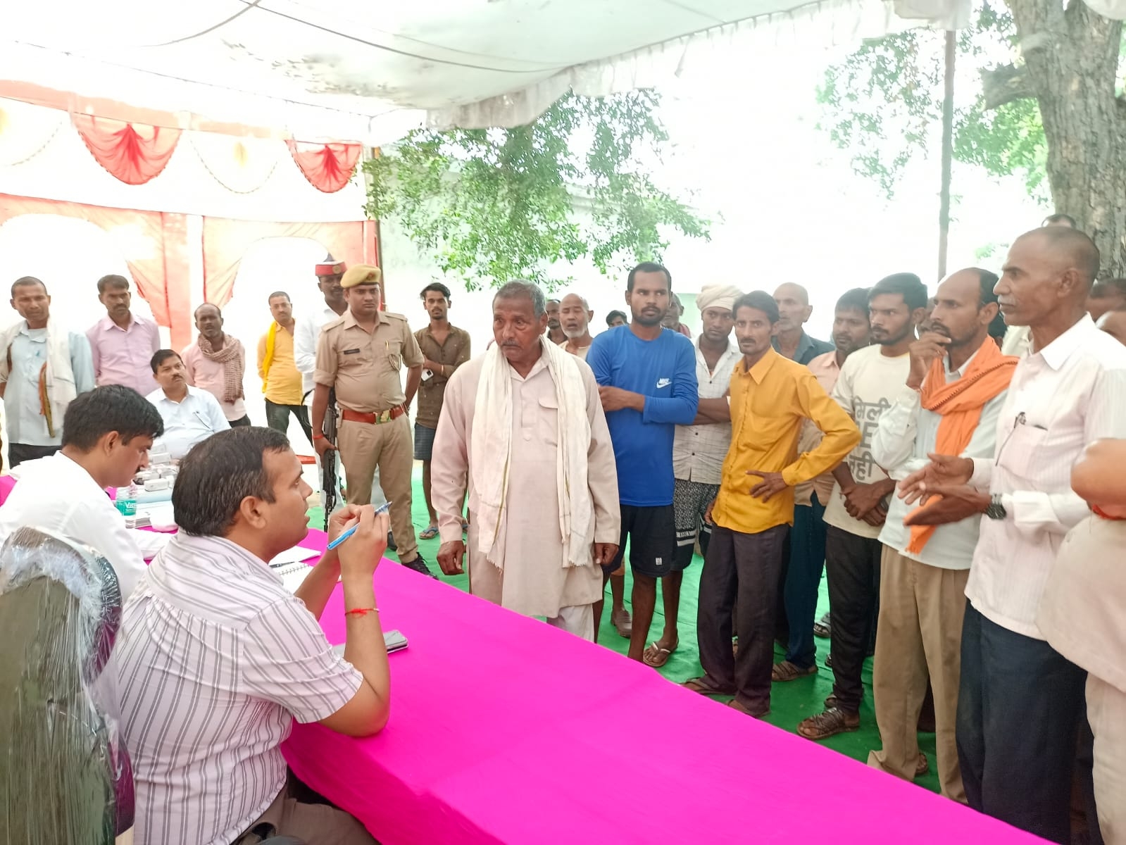 DM did surprise inspection of Village Solution Day in Sonbhadra ...